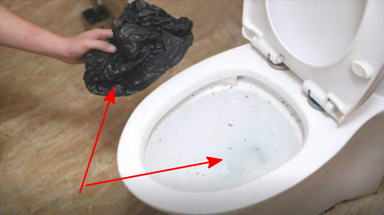 马桶堵塞不下水,教你用一个塑料袋,轻松几下就通开,方法太棒了