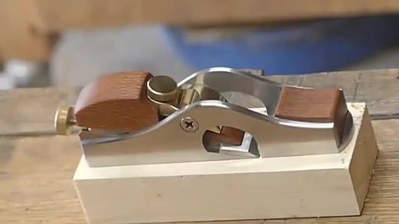 木工离不开这种木刨,就像鱼离不开水!看看木工木刨如何制作的!