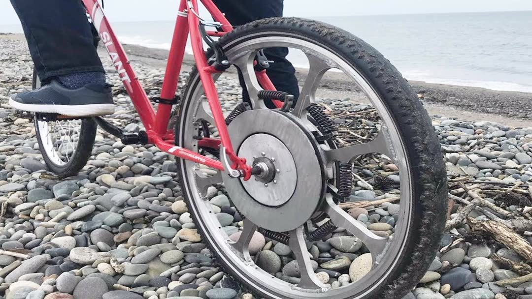 永动自行车来了?核心是几根弹簧,靠人的重量往前跑!