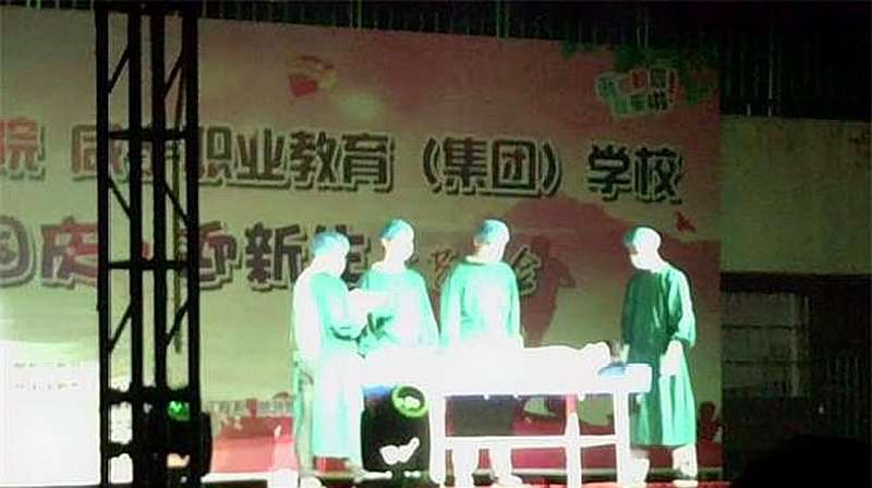 学校迎国庆晚会,这表演技术太到位了吧,刀具这么到位!
