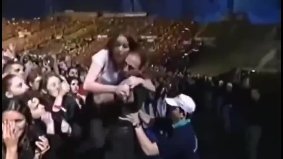 迈克尔杰克逊最经典演唱会,粉丝上台抱着不想撒手