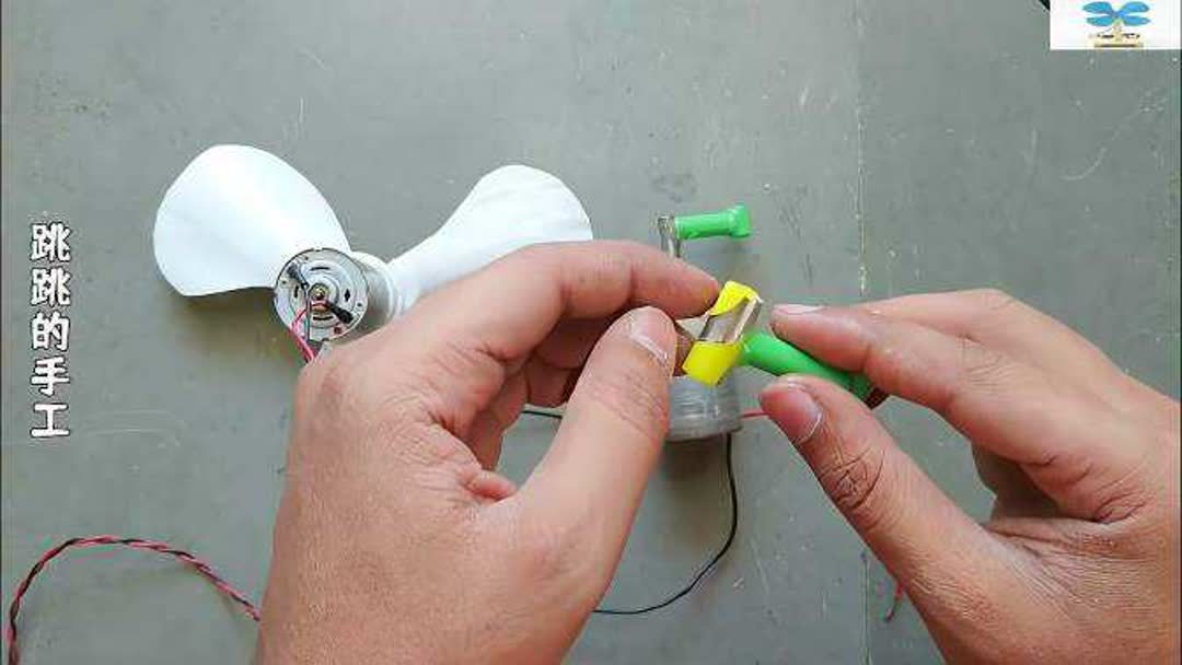 牛人利用废弃的塑料瓶,打造一台旋转式电风扇,这操作简直绝了