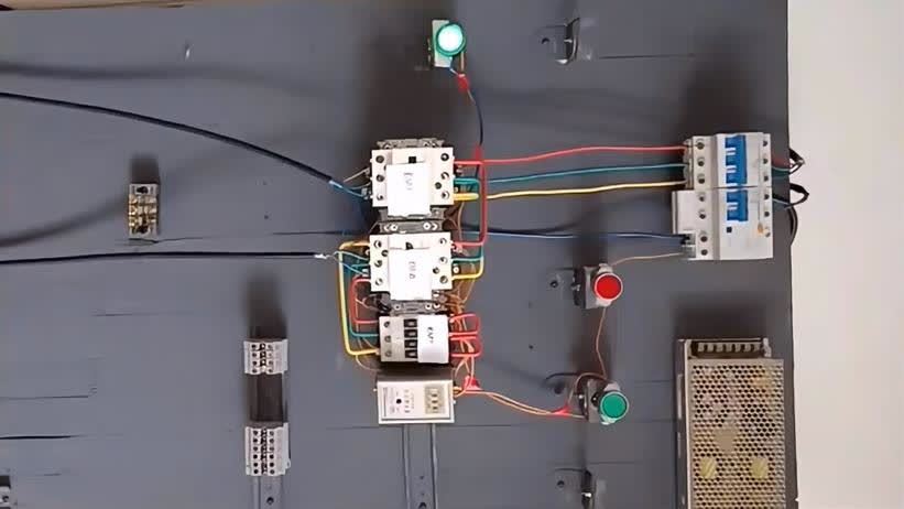 我连续发了两个作品,这个是电路图,下面一个是二次接线控制电路