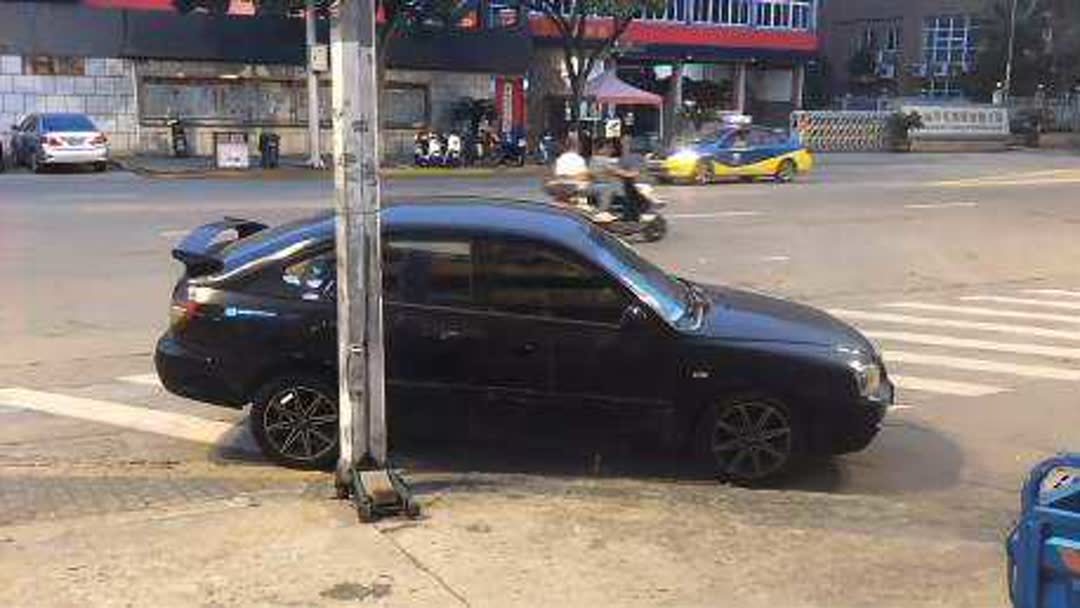 汽车轮毂开裂后,无需更换看专业人士是如何修复!