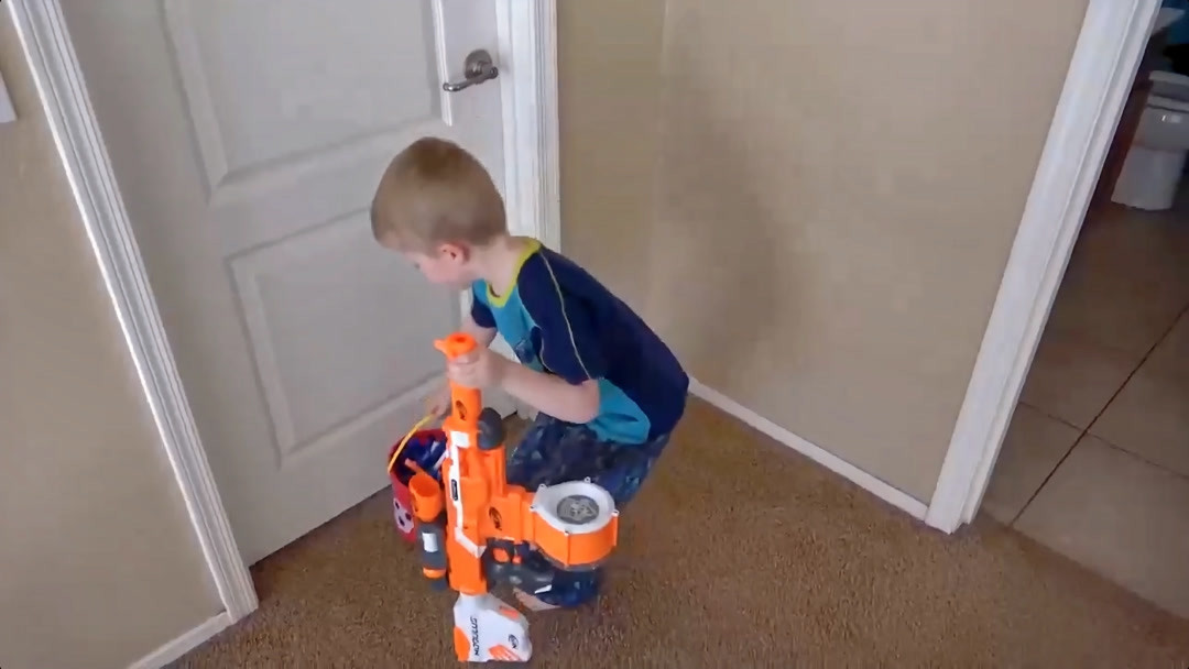 真人cs:陷阱!小正太在敌人必须经过的门口安放炸弹!