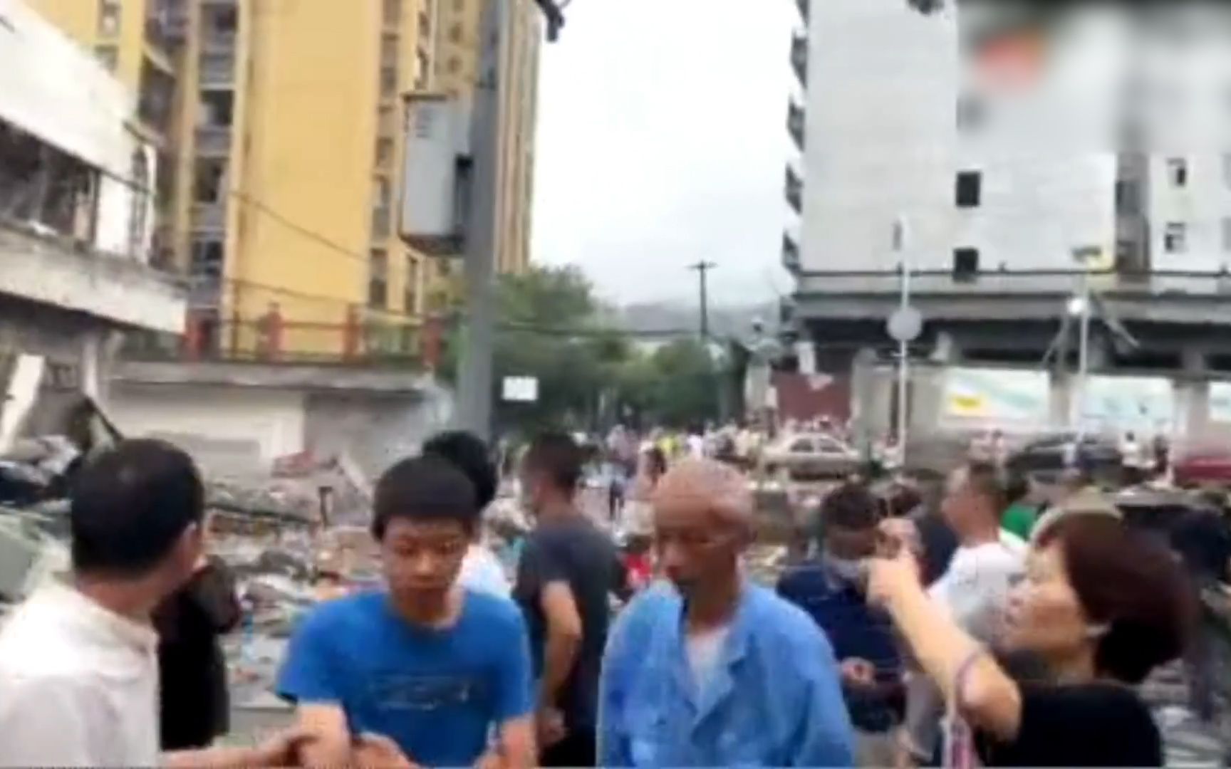 湖北十堰突发燃气爆炸 居民:听到巨大的爆炸声 整个菜市场被掀了