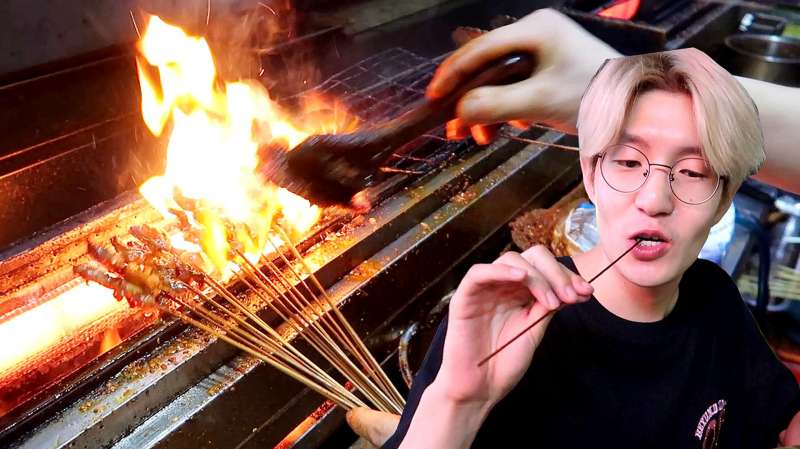 韩国人遇到中国街边烧烤,1元一串根本停不下来!