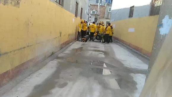 38度高温下的外卖小哥,冒着酷暑走上征程。