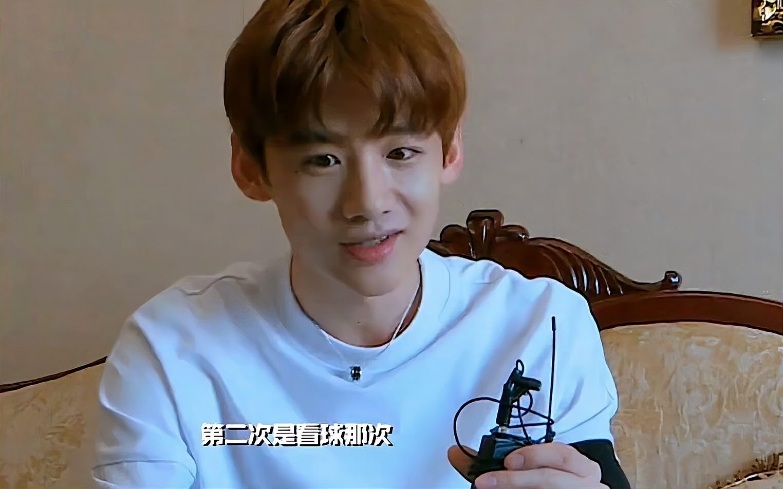 撒撒:我相信小白还是很单纯的他还会继续背,下一秒白白:撒老师送你个...