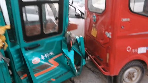 看看这个电动车撞的啥么样