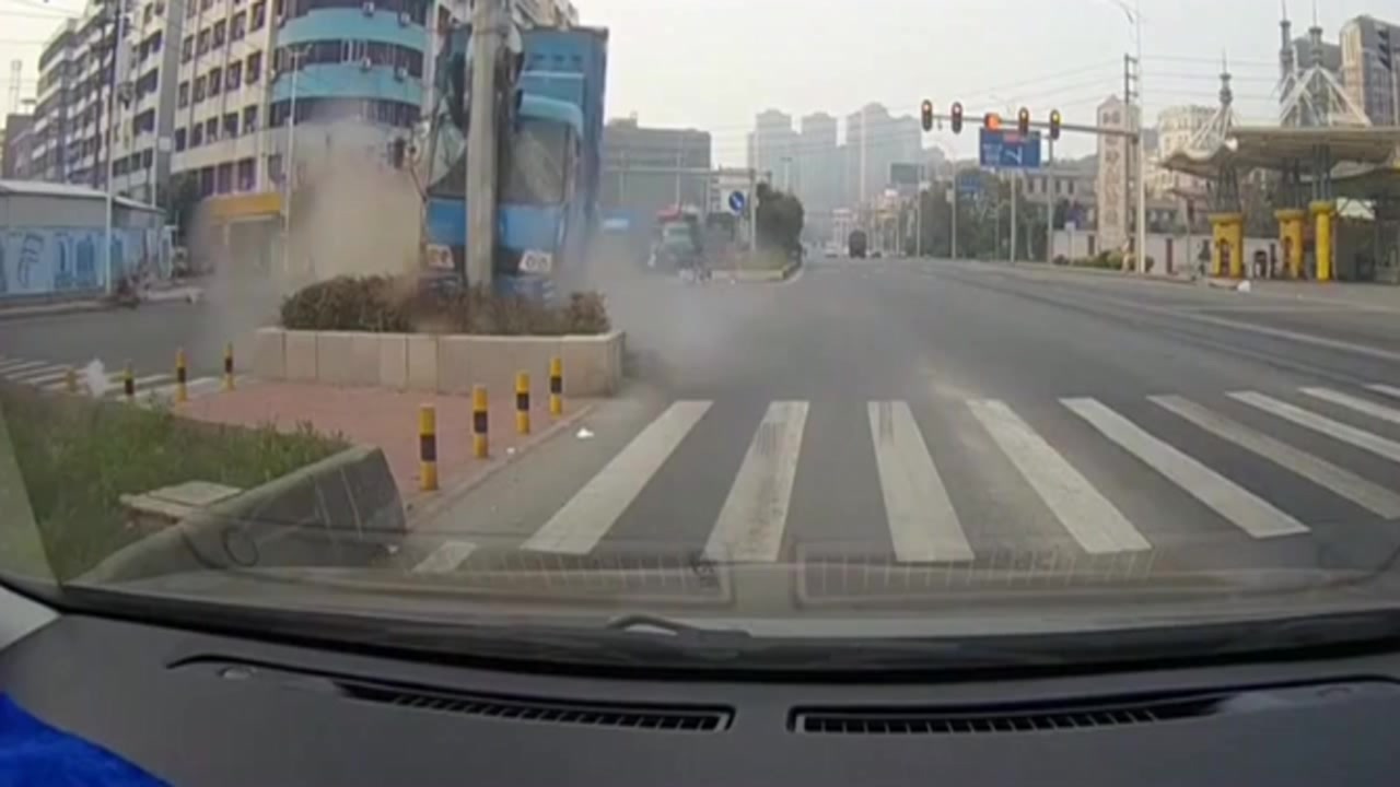 大卡车撞到电动车,司机惊慌失措竟又撞向电线杆