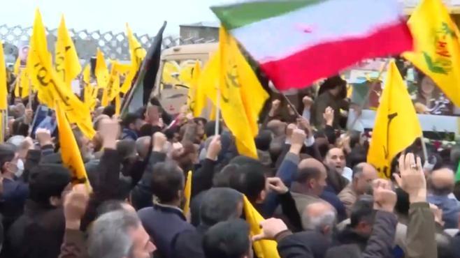 伊朗为已故高级顾问穆萨维举行葬礼,现场民众呼吁报复以色列