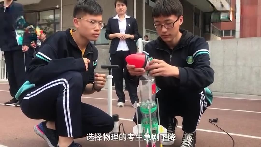 中学生塑料瓶自制“水火箭” 可飞出10多米高