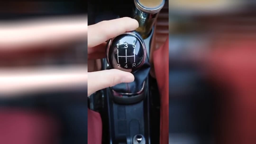 汽车挂前进挡有打齿的声音, 是不正常, 挂倒档有声音就正常?