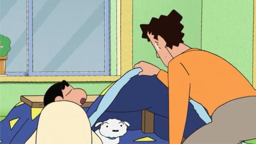 蜡笔小新发现被炉新用法,小白去当取暖器,这样大家就都暖和啦