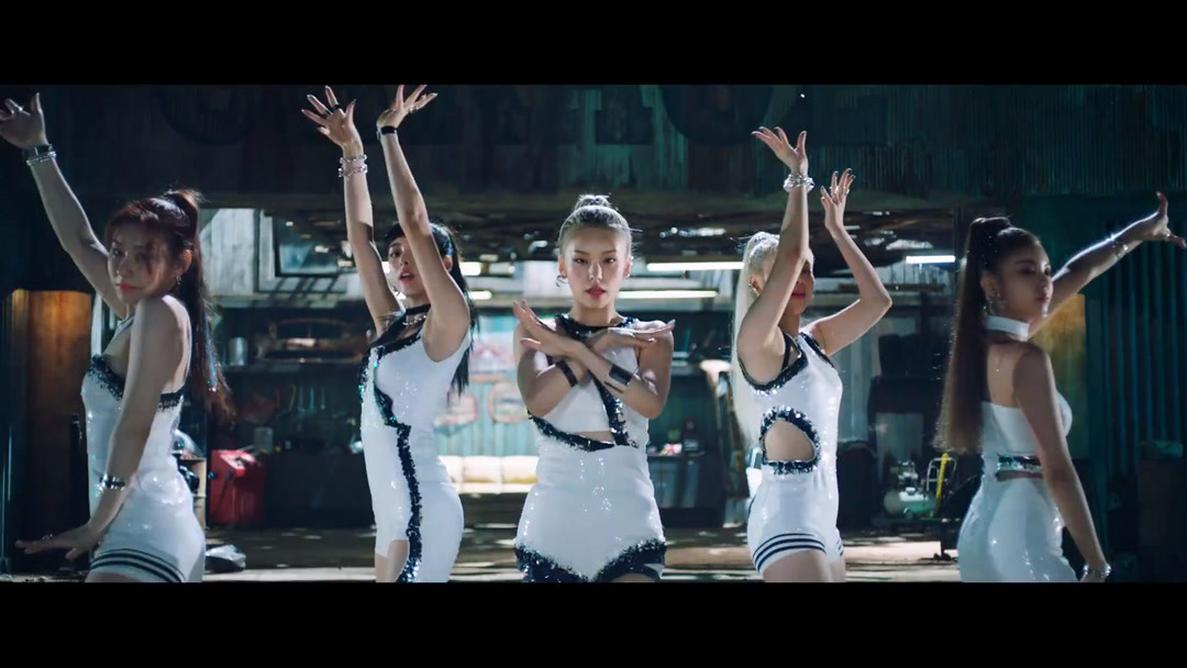 ITZY新歌《Not Shy》MV,画风大片既视感,造型又酷又美