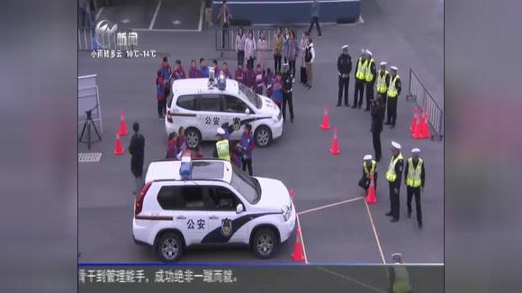 全国交通安全宣传日:学生现场体验车辆“盲区”