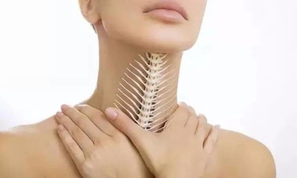 鱼刺卡喉咙应该怎么办,喝醋真的有效果吗?原来错了那么多年