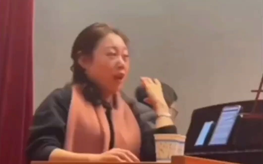 万丹老师声乐讲座,范唱《我爱你中国》片段