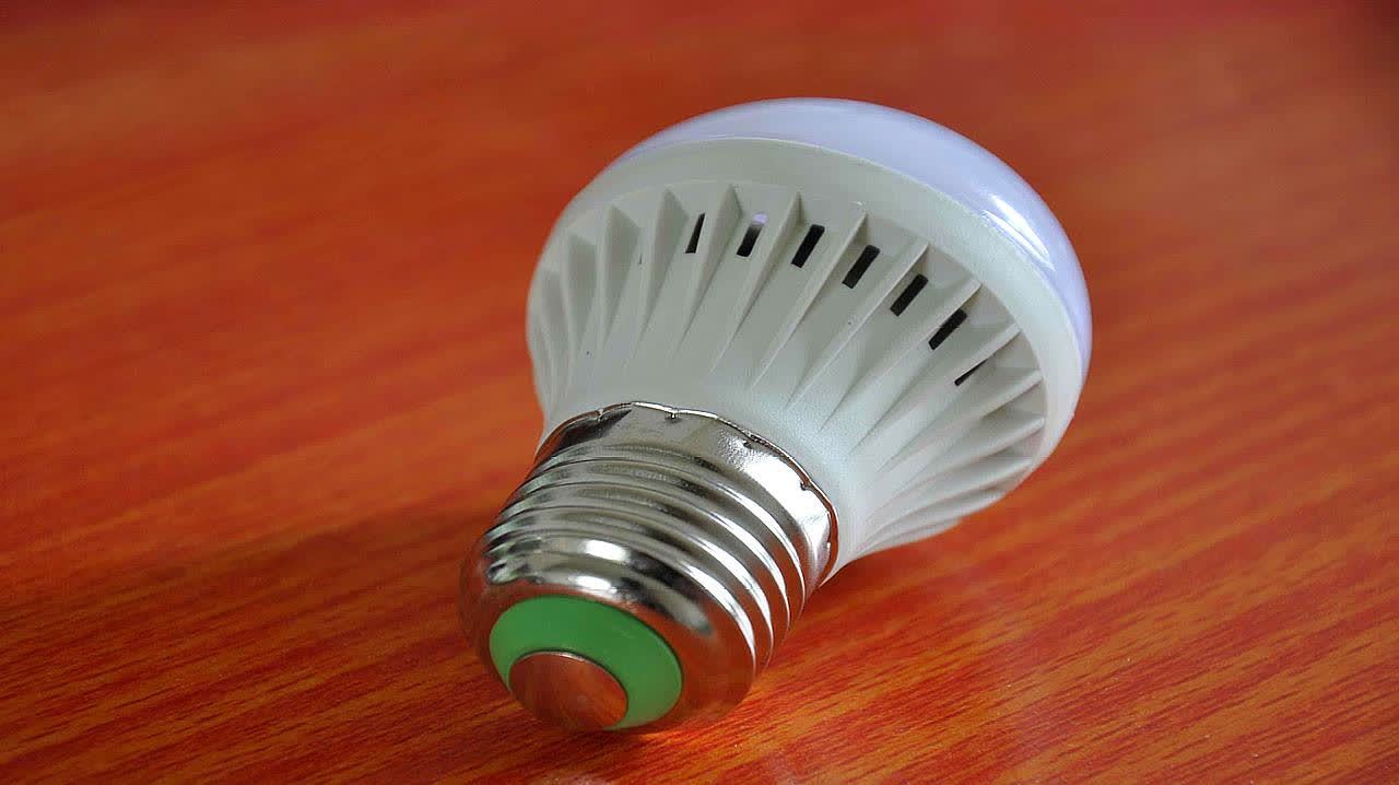 同样是LED灯,为什么商场卖几十上百地摊卖几元?今天可算知道了