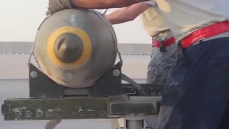 实拍美国空军B-1B“枪骑兵”轰炸机,挂载各类精确制导武器展开飞行...