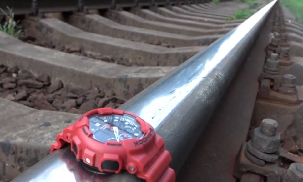 都说卡西欧手表摔不碎,老外将其放在铁轨上,火车开过会发生啥?