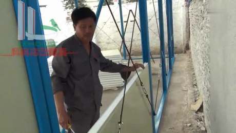 科巢经济适用活动板房安装视频第10步装外墙板及窗户