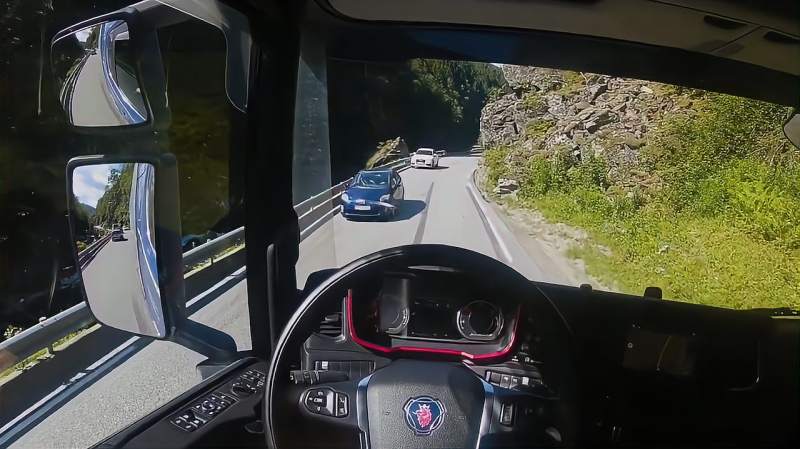 欧卡视角,驾驶斯堪尼亚卡车在山路上行驶