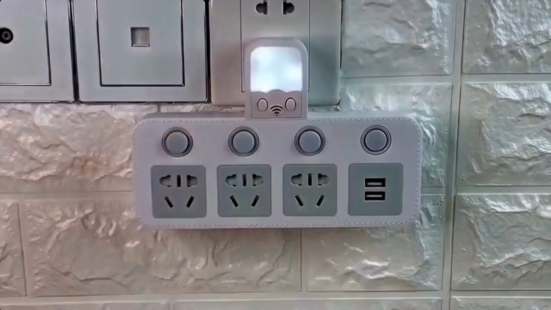 家里插座不够用的,备用这款多功能插座转换器￼￼,带USB插孔和小...