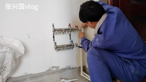 地暖分水器安装步骤与地暖主管道的连接步骤。一定要安装好。