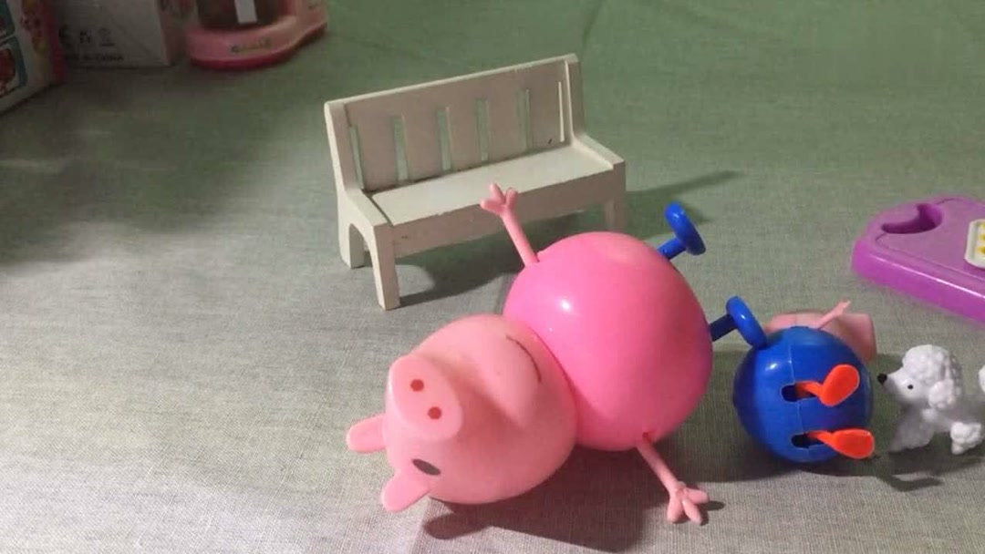 动画片:佩奇有一只宠物狗,每天和它一起逛公园,并且给它买狗粮