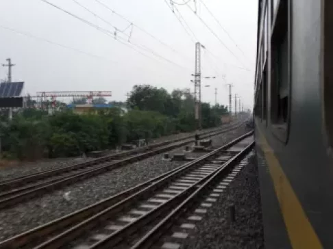 西安小票车运转-1:陇海铁路8352次列车临潼站一道发车