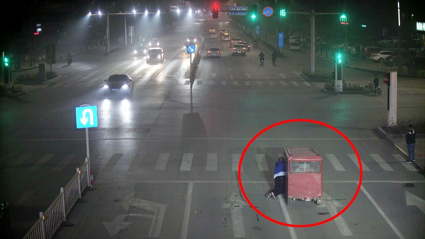 出租车司机很受伤:被电动三轮车追尾,还被拖行数百米