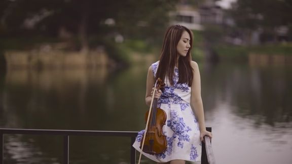 印尼美女小提琴演奏歌曲Adele,音乐细腻,展现了东方人含蓄的美
