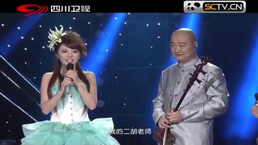 阿兰的两位老师现场演奏弦乐乐器,互斗琴技,技术真是太高超了