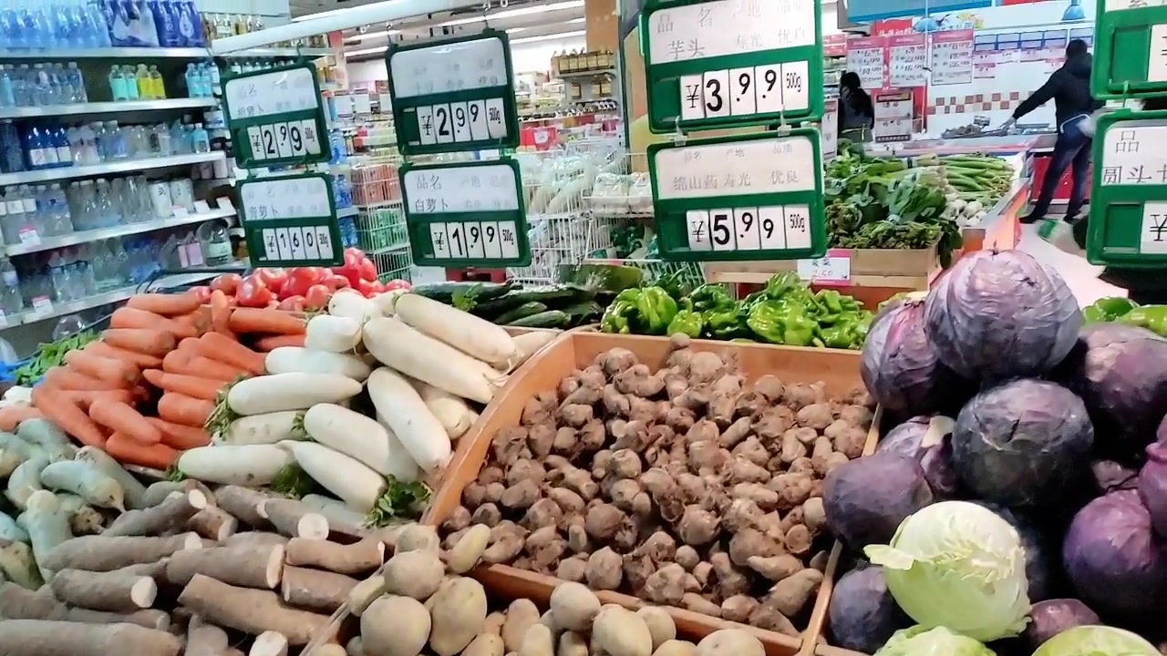 实拍当地猪肉价格 超市草莓十块钱一斤