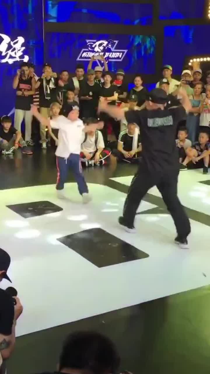 成都杨凯与徒弟超强街舞配合非常默契
