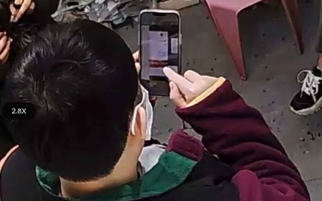 两女子用事先存好的付款截图假装付款欺骗店主,监控拍下行骗全程