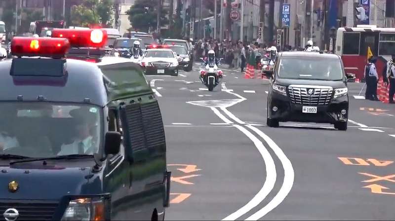 美国前总统霸气车队出行,访问日本广岛!