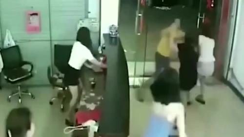 安徽小伙子因价格与足浴店五名女子发生争执,真以为她们好欺负