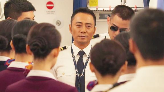 中国机长:5个寓意颇深的细节,不合常理的背后,满是“真实”