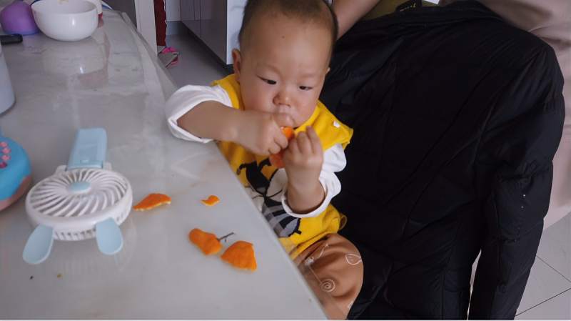 强大感冒了难受的样子让人心疼,不过孩子还是孩子,只要玩就高兴