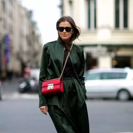 写情书的女青年 