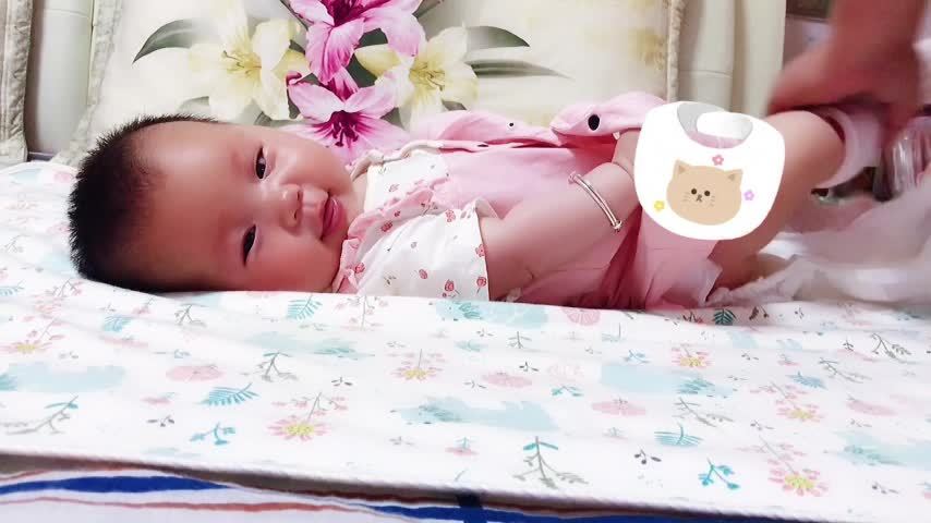 宝爸给宝宝换尿不湿,宝宝不仅想对我笑,还给我生动地上了一课!