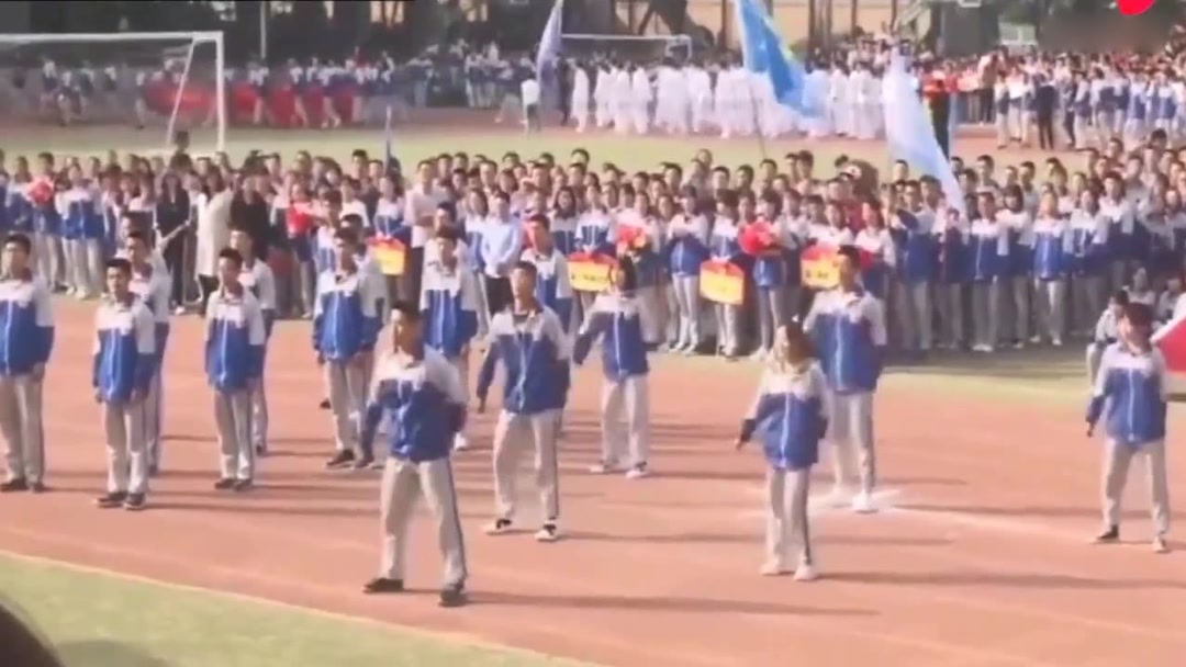 运动会学生表演,这个班级的同学,你们是认真的吗