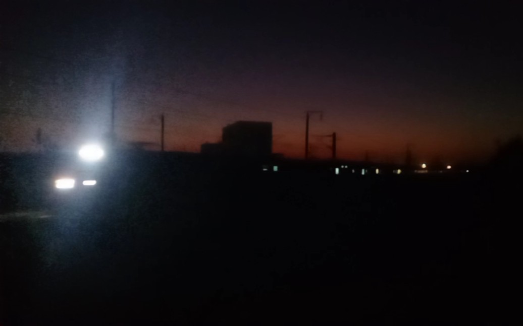 [夜色中的双机]K187次列车(沈阳北至上海)双机达速通过,本务:沈局沈段...