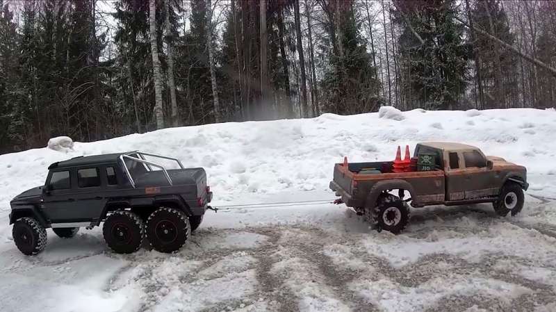 玩具皮卡车现场PK实力,动力非常强,拖着越野车就跑