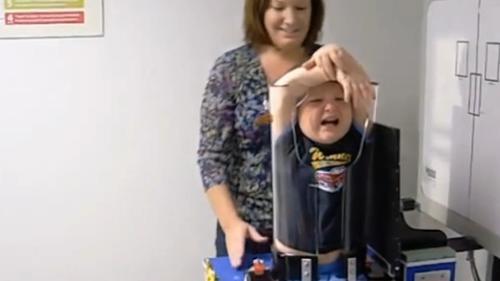 国外新仪器,将婴儿塞进玻璃瓶,有效帮助婴儿检查,家长拍手称好