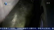 电动汽车车库内起火 消防队员破门灭火