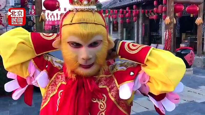 小伙辞职扮悟空:平时钻研模仿太入迷 猴王动作带到生活中